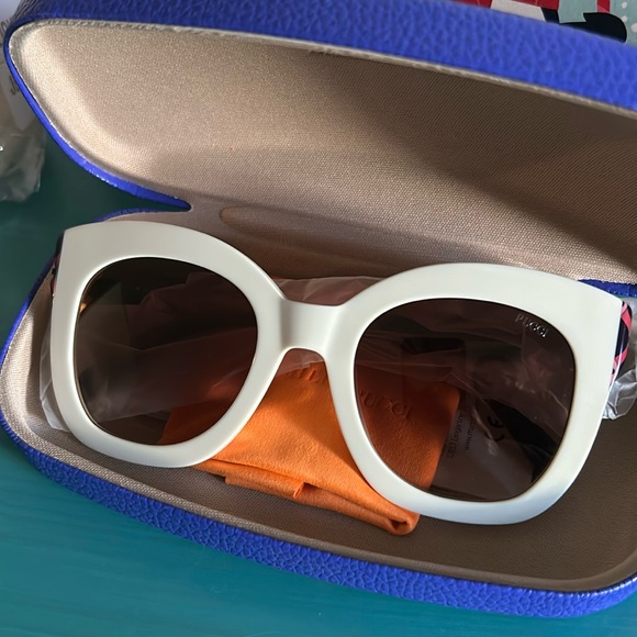 Emilio Pucci | Accessories | New Chic Emilio Pucci Italian Designer ...